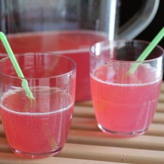 Simple Sparkling Pink Lemonade - Mom With Cookies